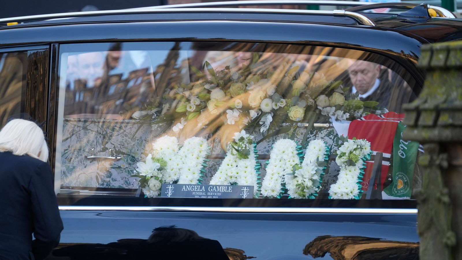 Watch live as mourners arrive at Gary 'Mani' Mounfield's funeral | News ...