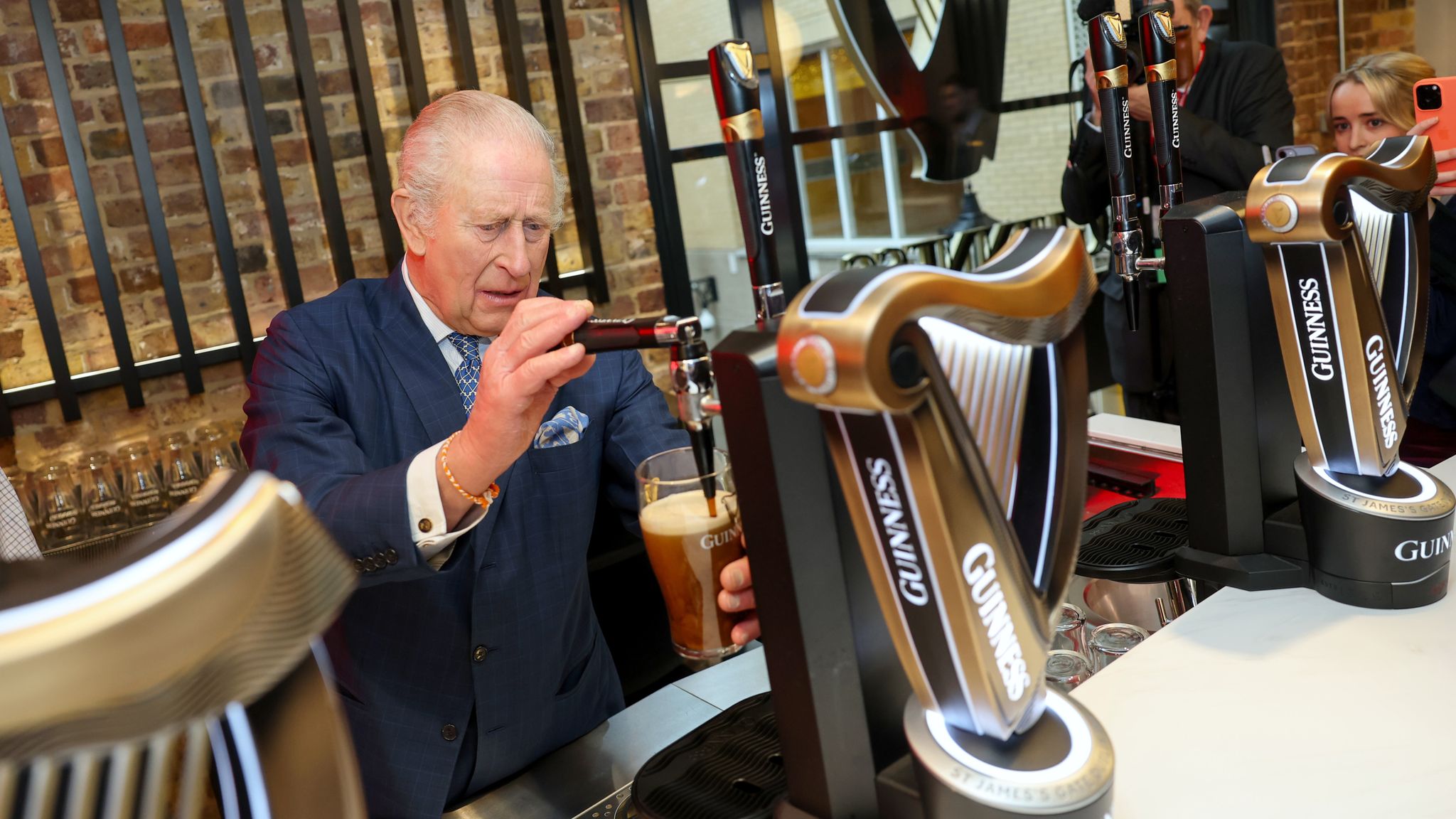 King pours 'perfect' pint of Guinness | UK News | Sky News