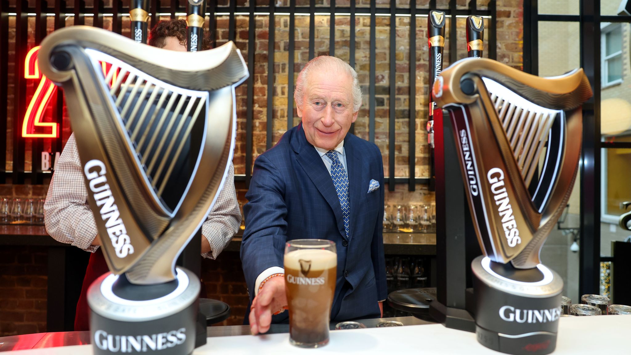 King pours 'perfect' pint of Guinness | UK News | Sky News