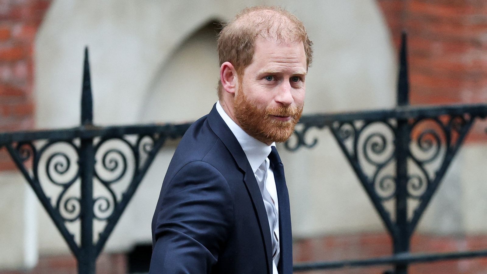 Prince Harry arrives at Royal Courts of Justice for showdown against ...