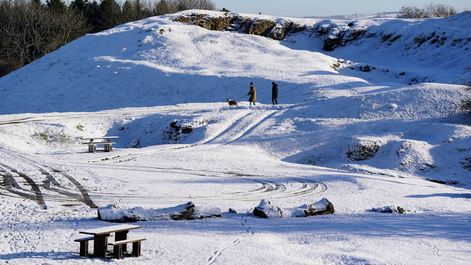UK weather: Bitter cold snap sweeps in as warnings extended into Monday ...