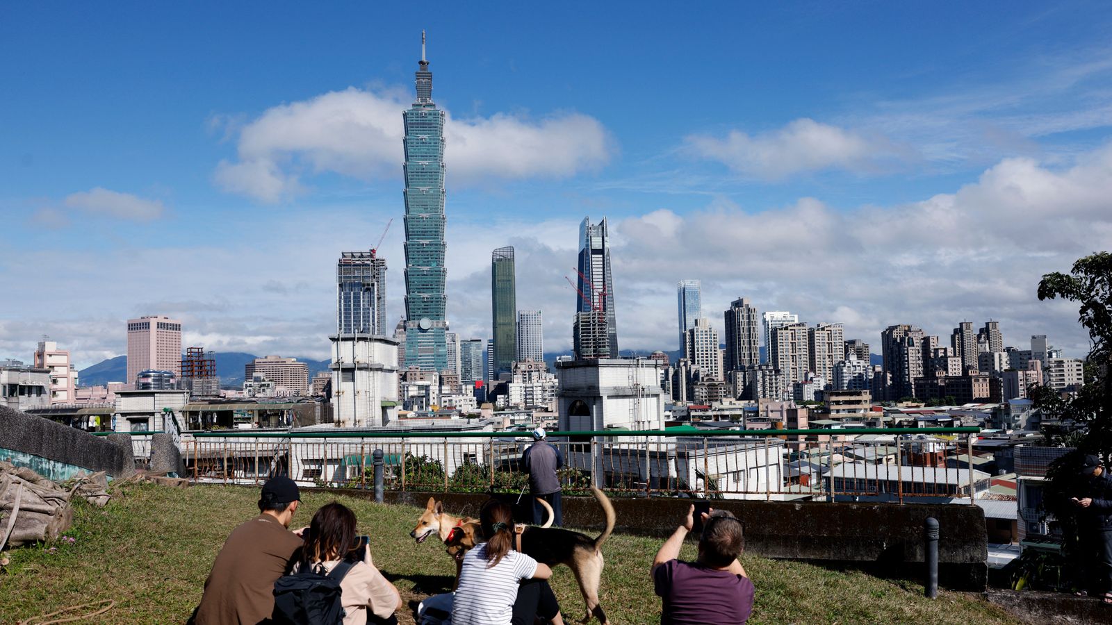 Climber Alex Honnold scales Taipei 101 skyscraper without ropes | World ...