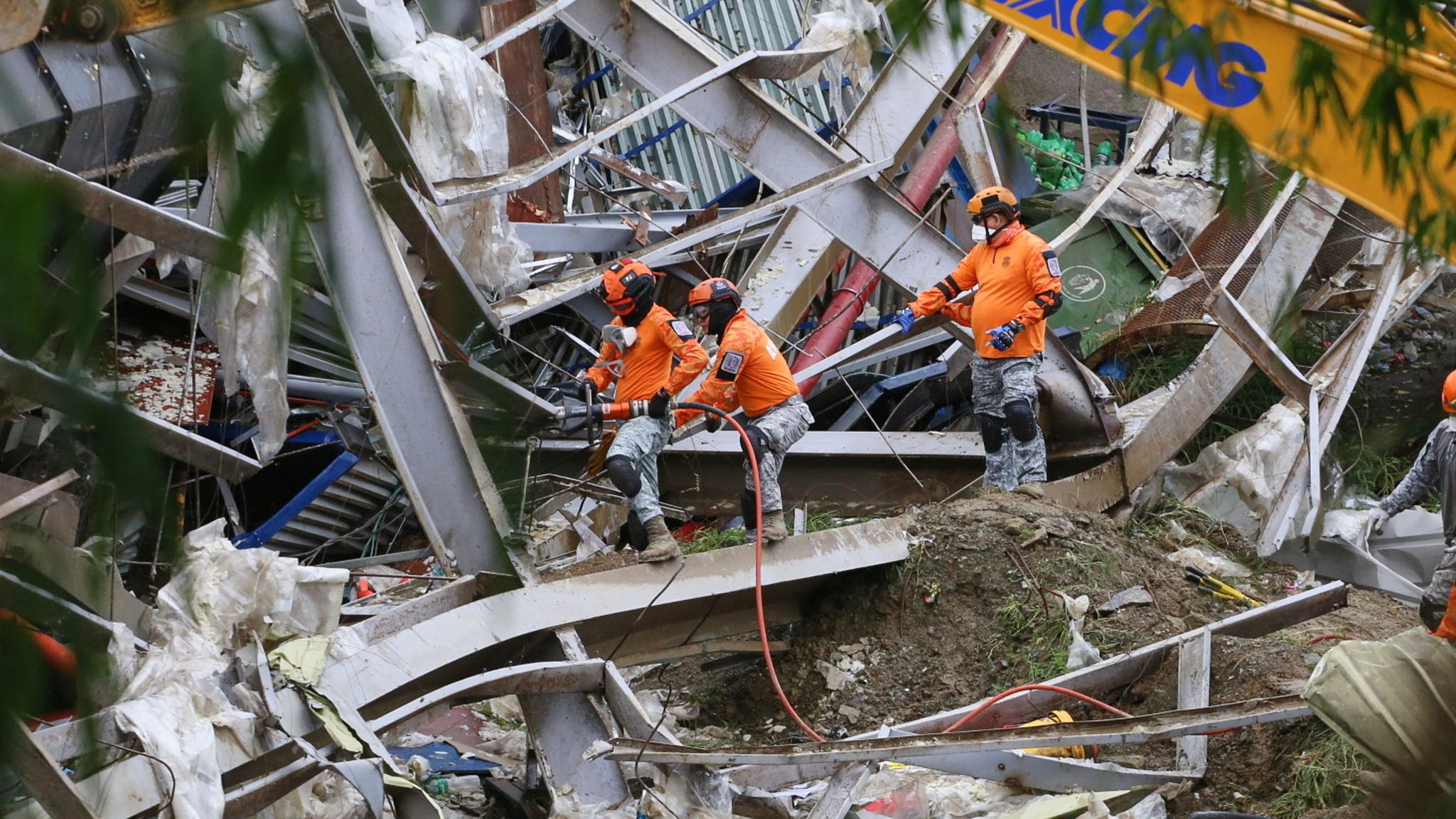 Philippines: Signs of life detected from rubbish avalanche which killed ...