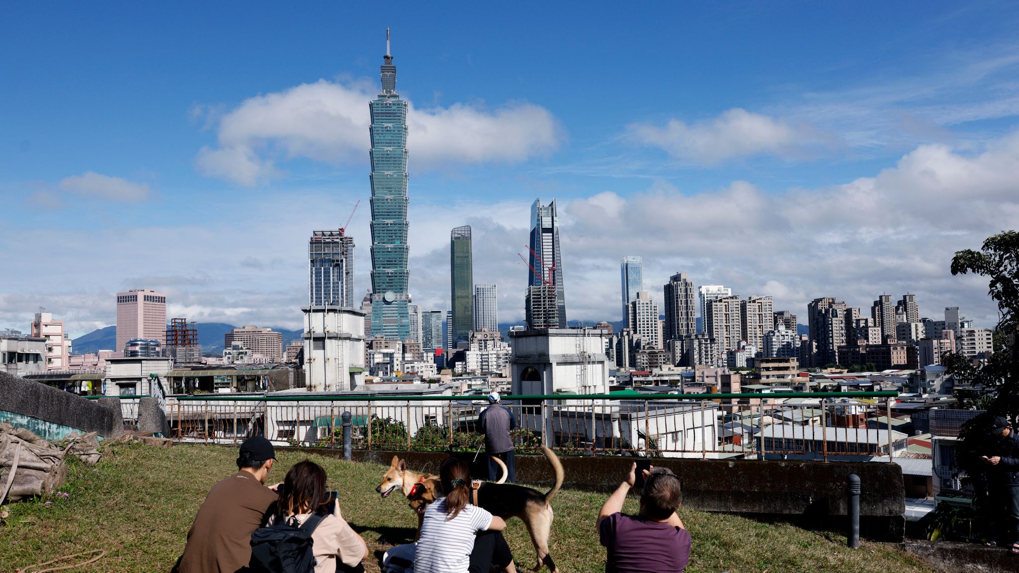 Climber Alex Honnold scales Taipei 101 skyscraper without ropes | World ...
