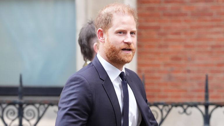 Prince Harry v Daily Mail: Watch royal arrive at court | News UK Video ...