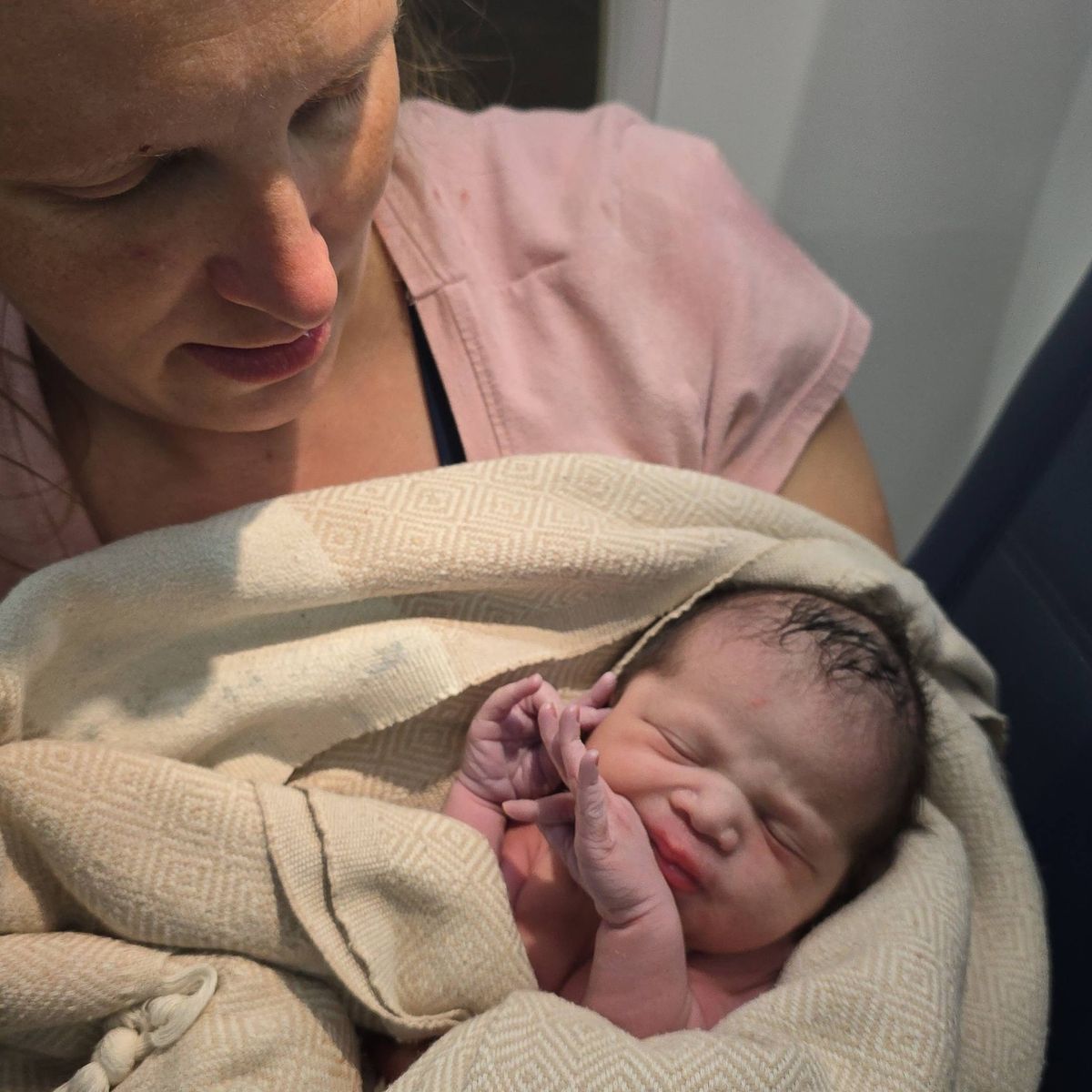 Unscheduled arrival: Paramedics help deliver baby on flight to Oregon ...