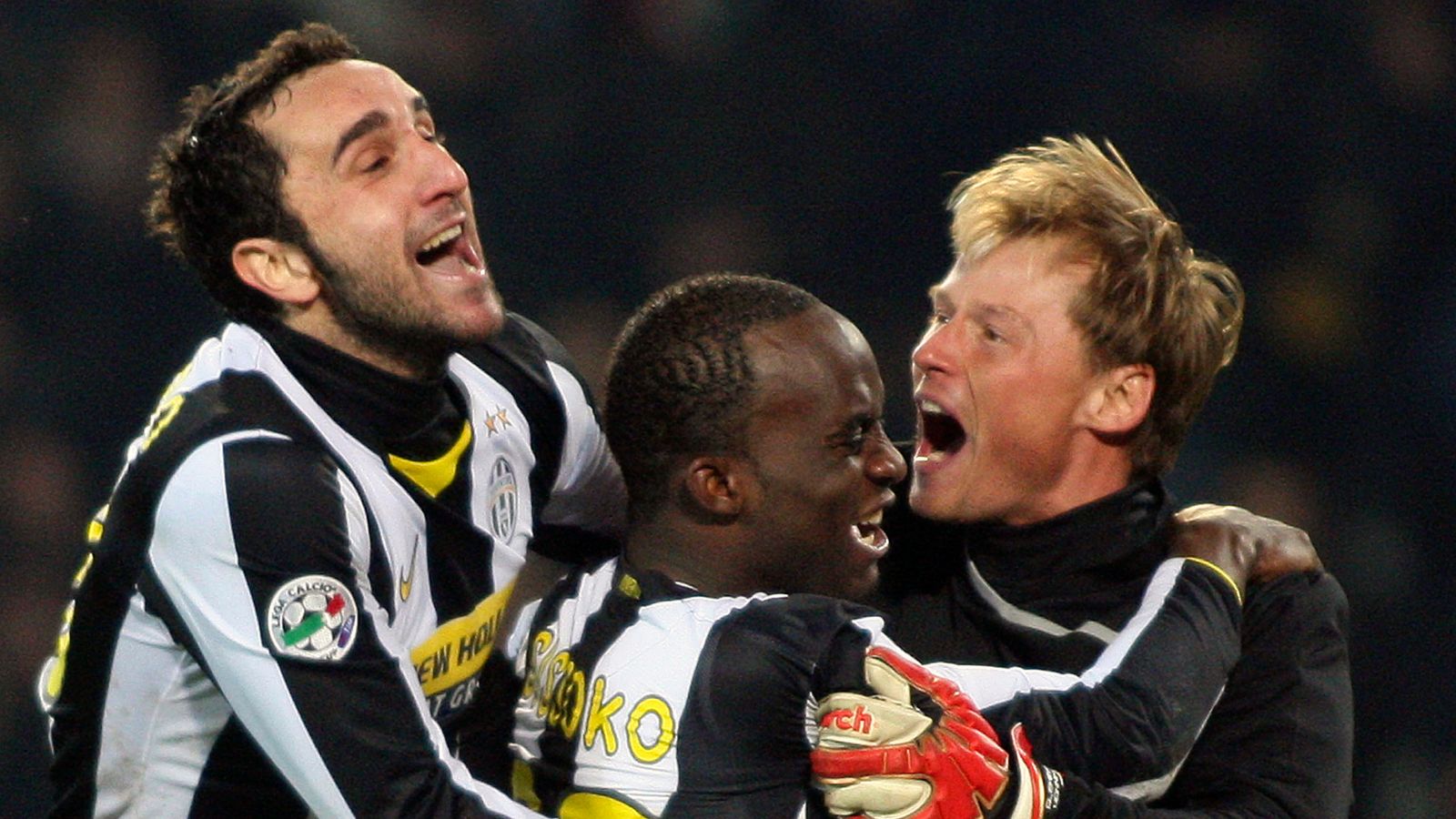 Former Arsenal goalkeeper Alex Manninger has died in a traffic accident ...