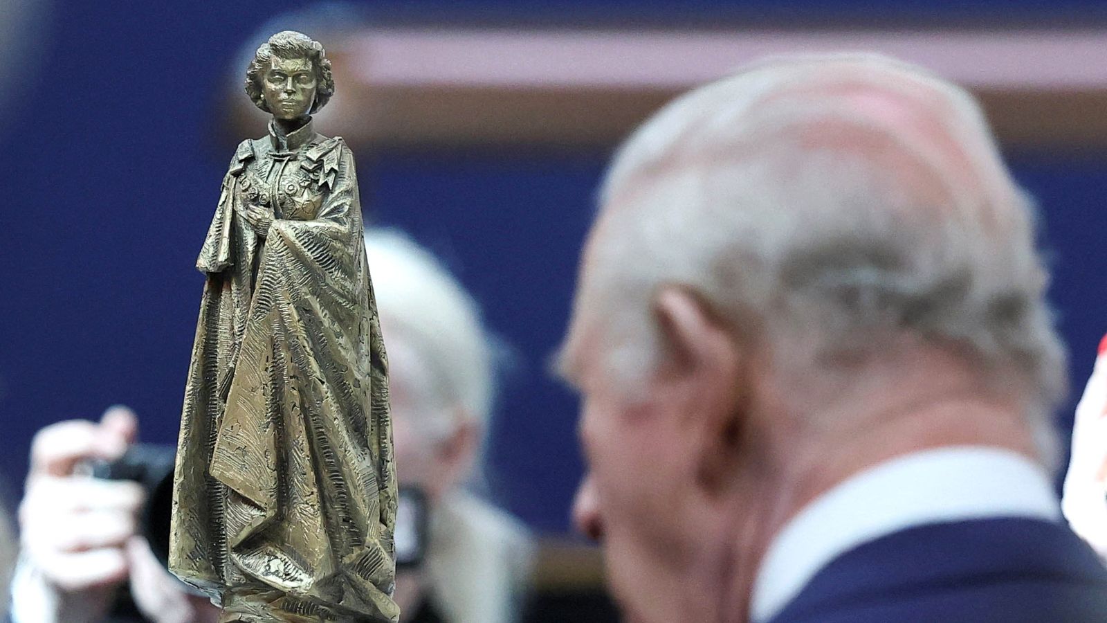 King and Queen commemorate Elizabeth II's 100th birthday | UK News ...