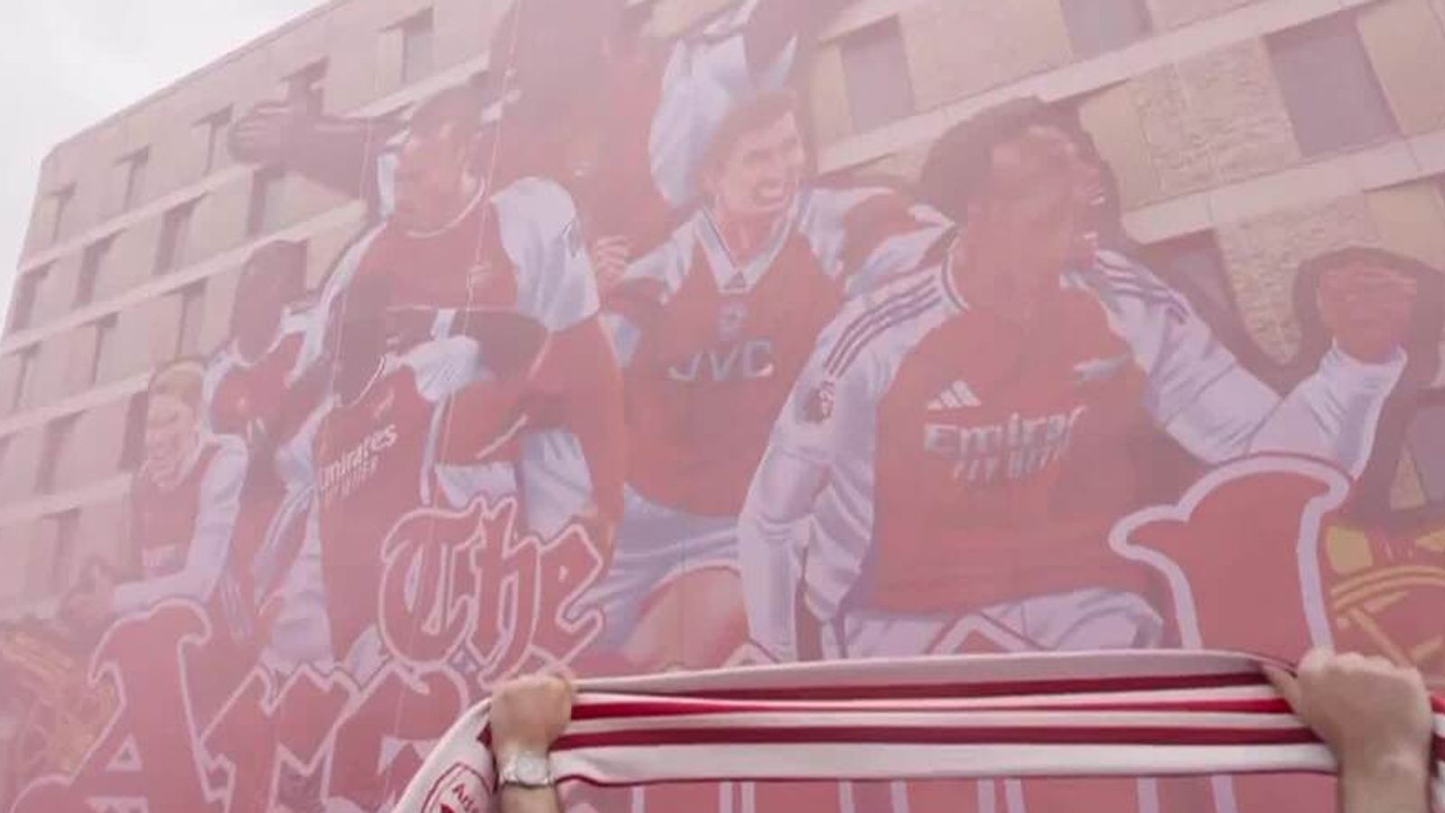 Fans serenade players as they pass giant banner | News UK Video News ...