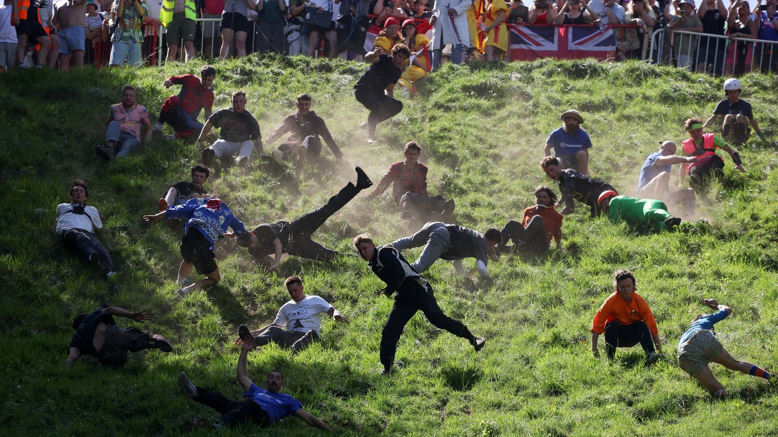 Dramatic cheese-rolling contest takes place in the scorching heat ...