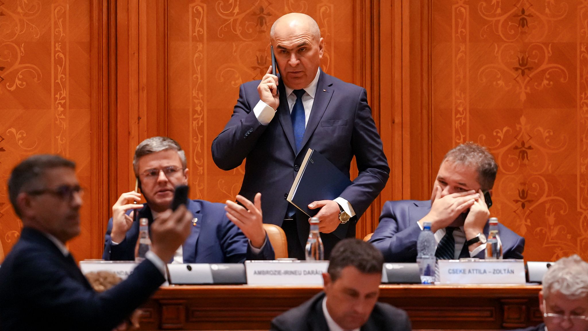 Romania's pro-Europe government falls after PM loses no-confidence vote ...