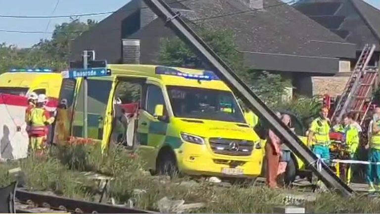 Moment a high-speed car crashed after running a red light | UK News ...