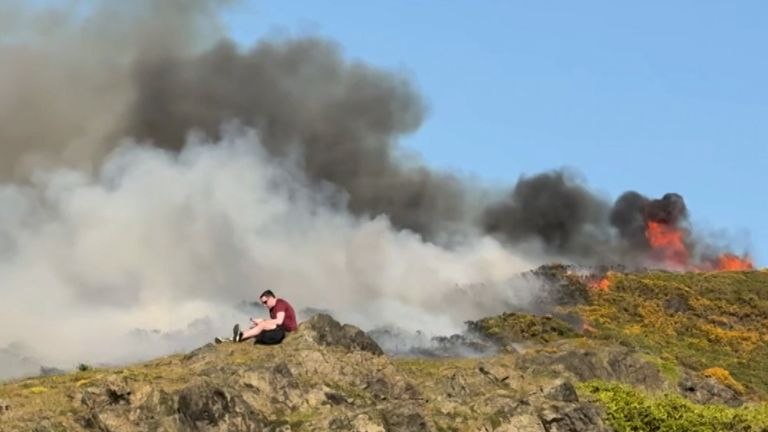 Huge fire breaks out on Scottish landmark Arthur's Seat in Edinburgh ...