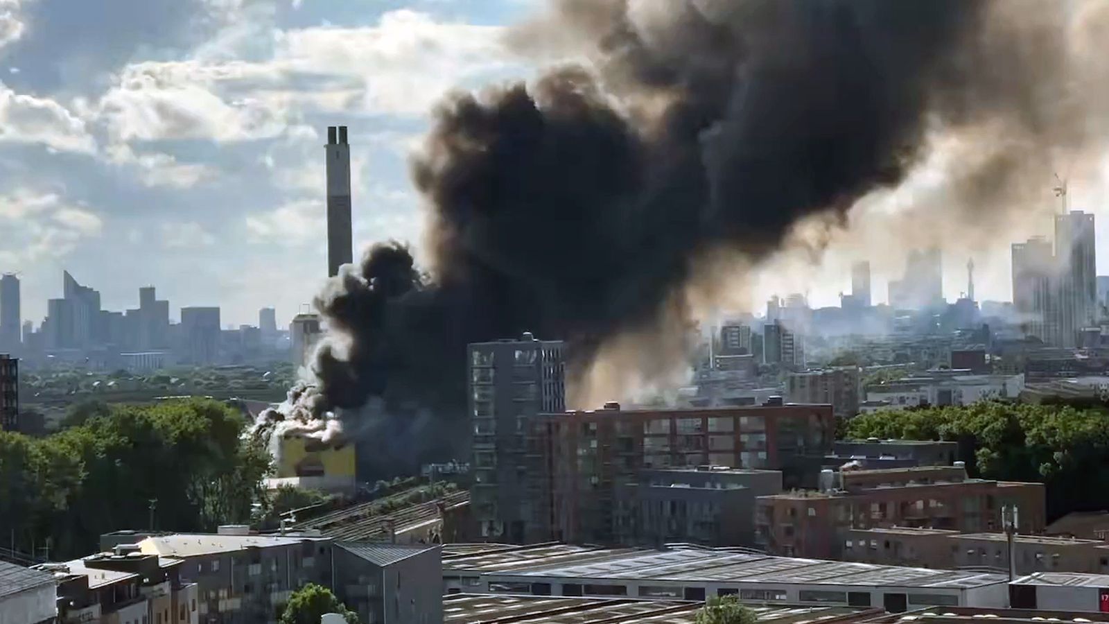 Huge plumes of smoke fill London sky after recycling centre fire | News ...