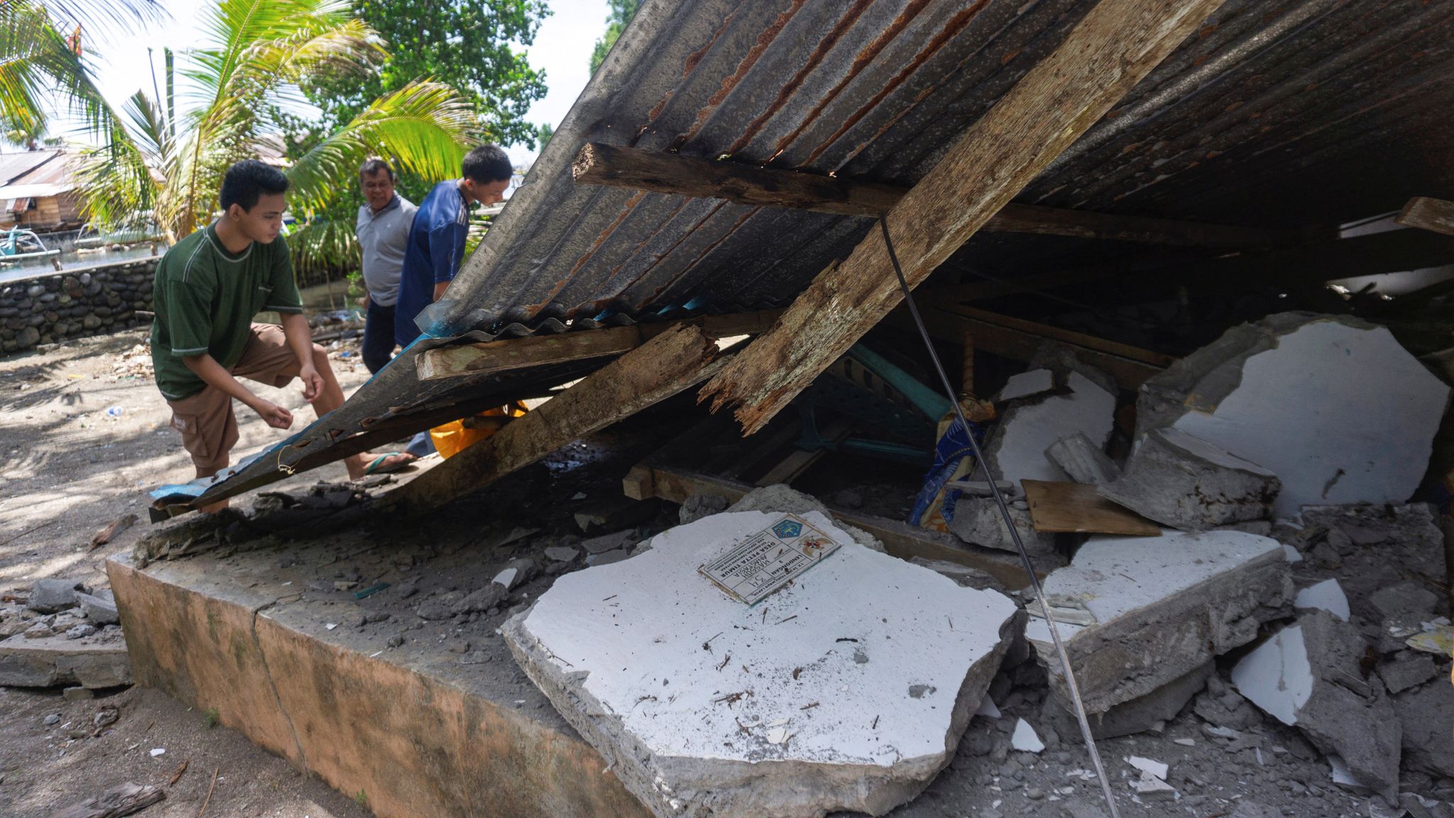 Tsunami alert and 35 dead after 7.8-magnitude quake hits the ...