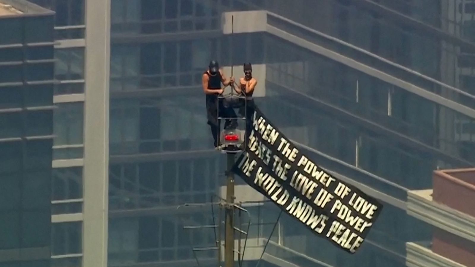 Couple arrested after scaling Empire State Building in apparent ...
